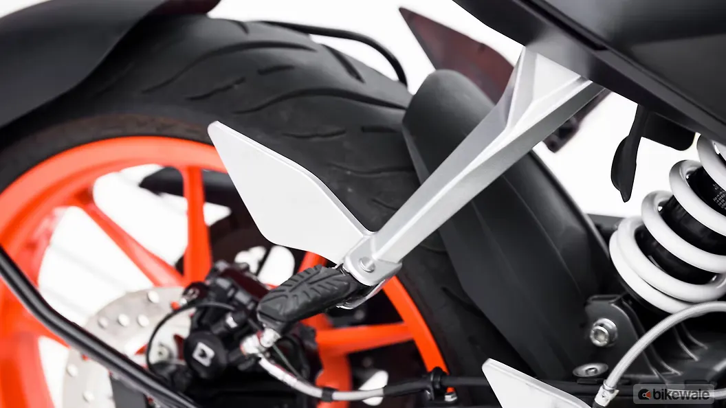KTM 125 Duke [2021] Rear FootPeg Image – BikeWale