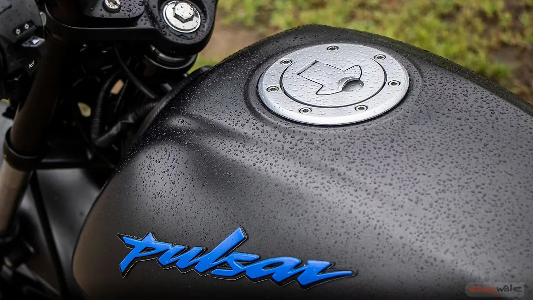 Bajaj Pulsar 125 Rear Three-Quarter Image – BikeWale