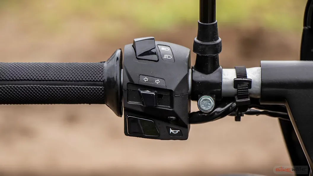 Bajaj Pulsar 125 Rear Three-Quarter Image – BikeWale