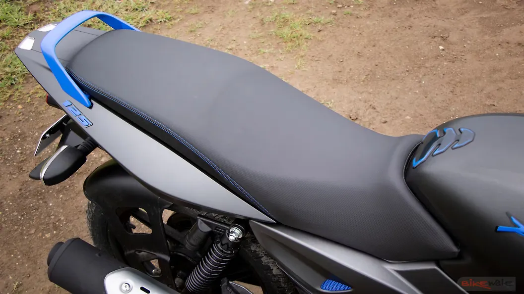 Bajaj Pulsar 125 Rear Three-Quarter Image – BikeWale