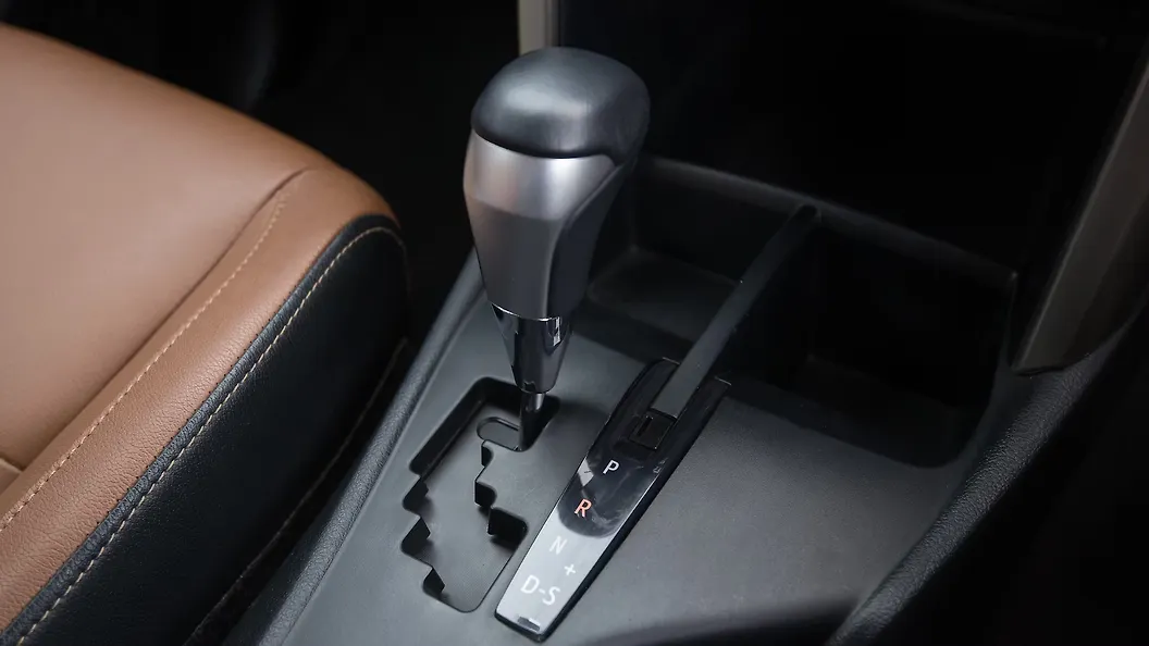 Toyota Innova Crysta Photo, GearLever Image - CarWale