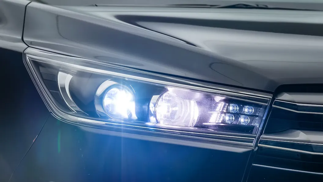 Toyota Innova Crysta Photo, Headlamps Image - CarWale