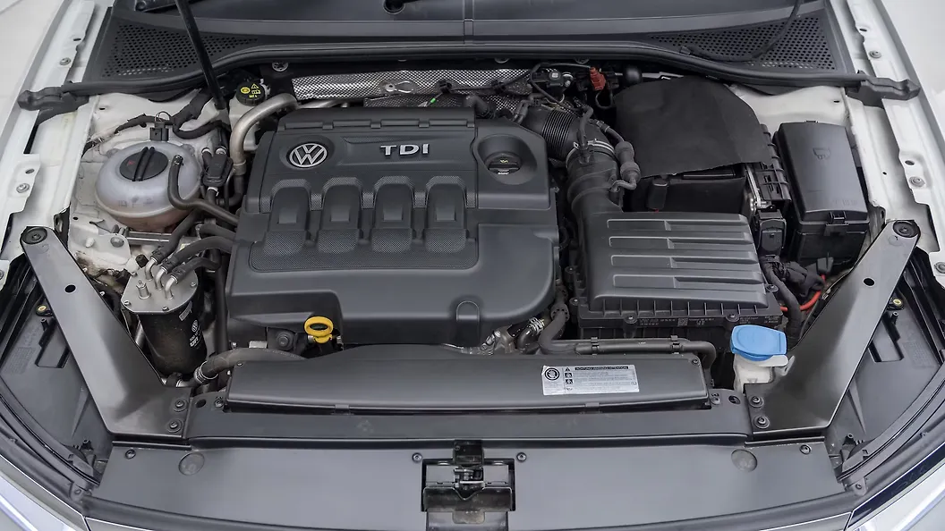 Volkswagen Passat Photo, Engine Bay Image - CarWale