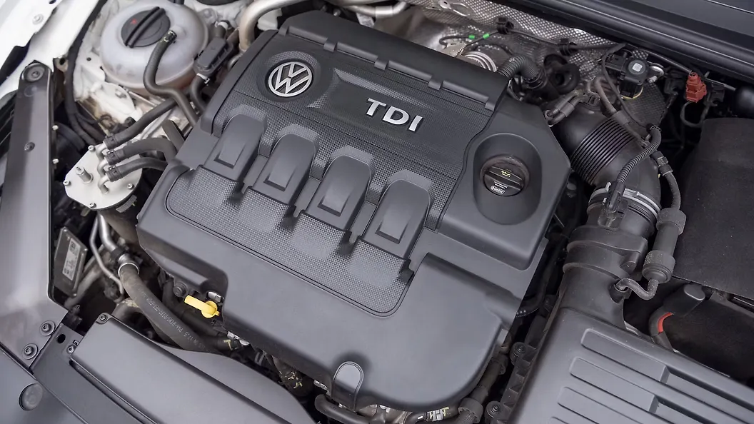 Volkswagen Passat Photo, Engine Bay Image - CarWale