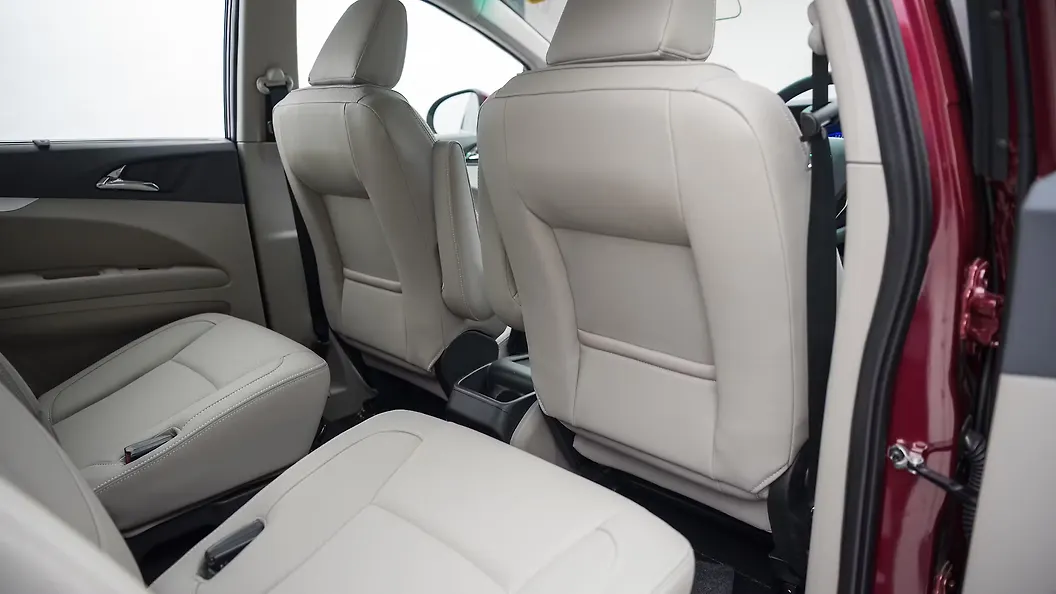 Mahindra Marazzo Photo, Rear Seat Space Image - CarWale