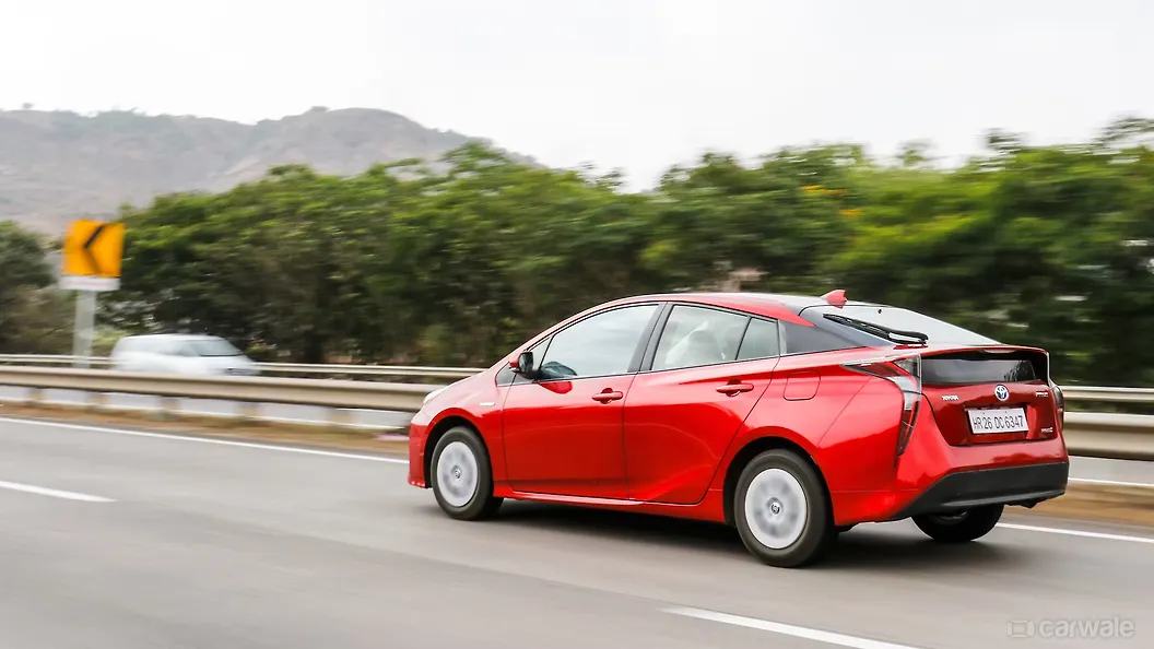 Toyota Prius Photo, Driving Image - CarWale