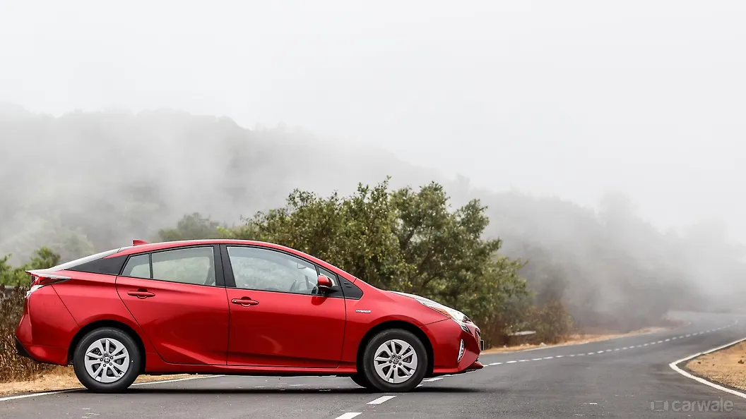 Prius Exterior Image, Prius Photos in India - CarWale