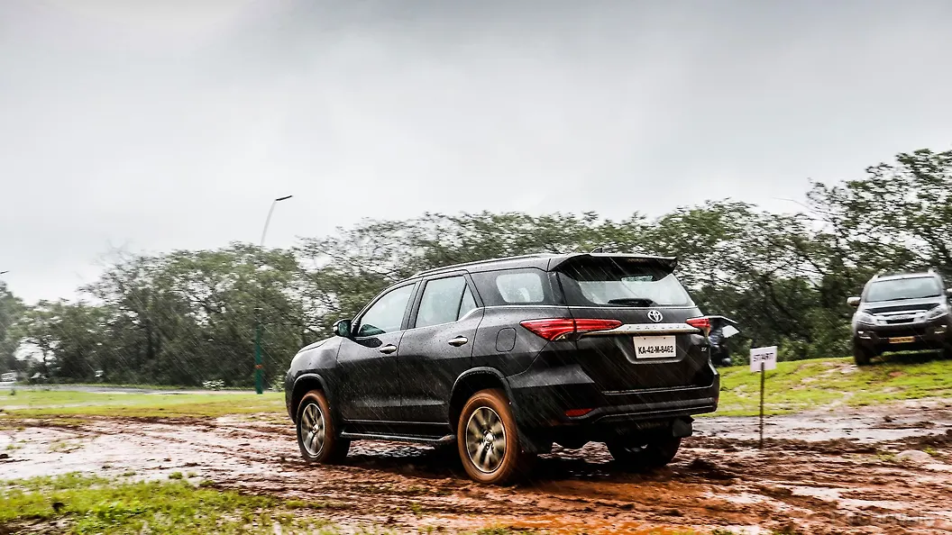 Fortuner Exterior Image, Fortuner Photos in India - CarWale
