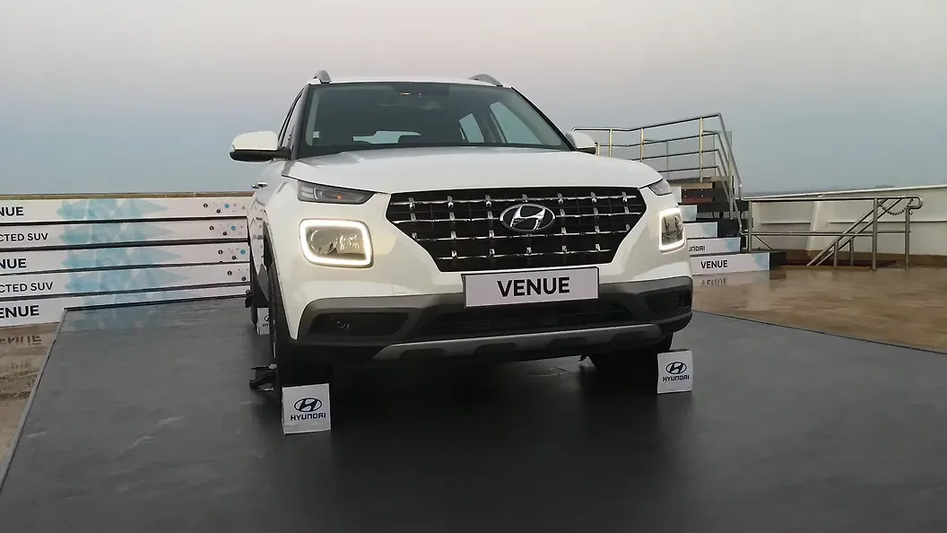 Hyundai Venue Photo, Front view Image - CarWale
