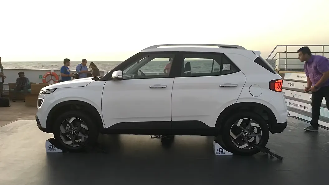 Hyundai Venue Photo, Left Side View Image - CarWale