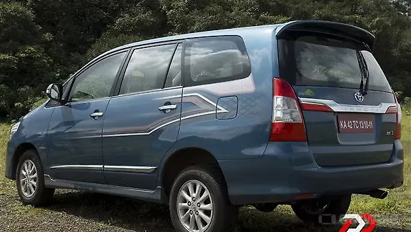 Innova [2013-2014] Rear View Image, Innova [2013-2014] Photos in India ...