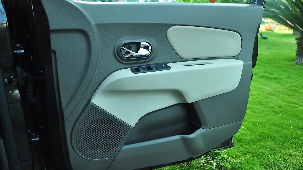 Lodgy AC Console Image, Lodgy Photos in India - CarWale