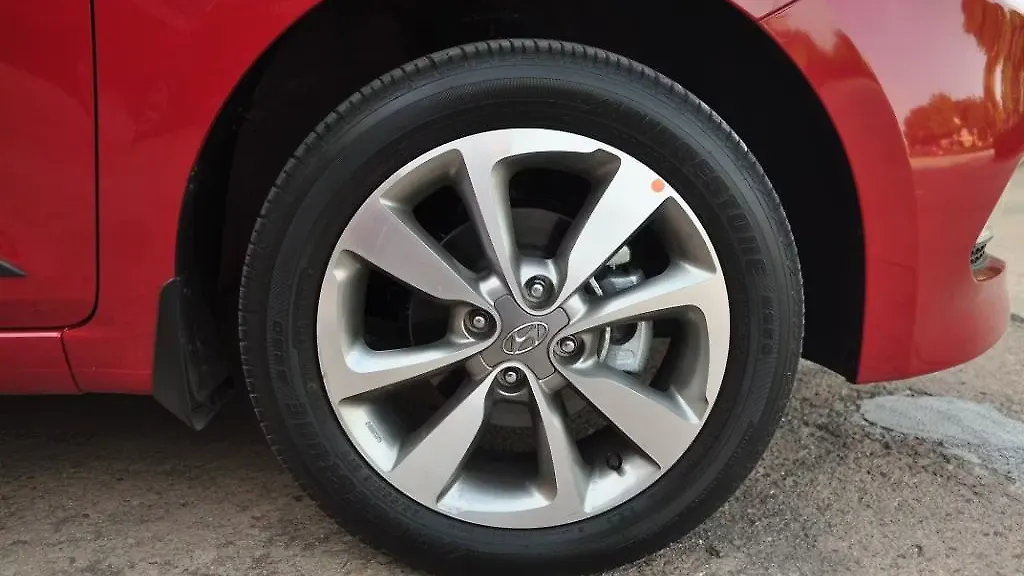 Hyundai Elite i20 [2014-2015] Photo, Wheels Tyres Image - CarWale