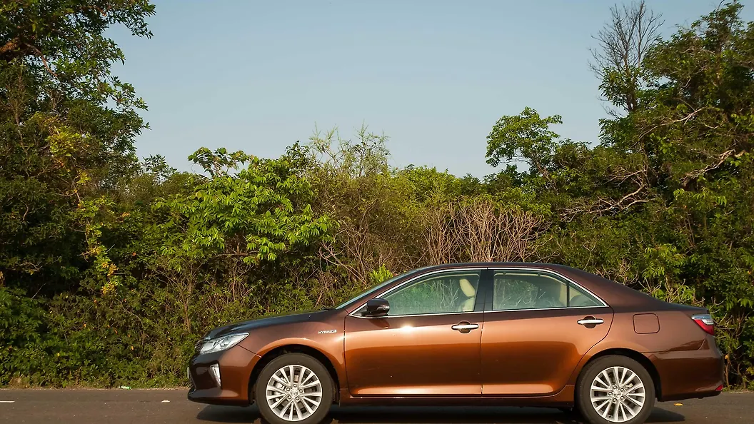 Toyota Camry Photo, Left Side View Image - CarWale