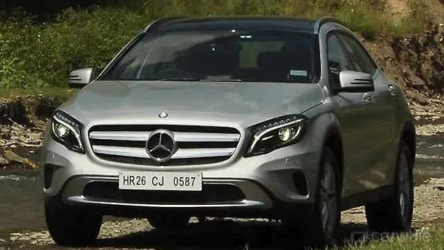 GLA [2014-2017] Front View Image, GLA [2014-2017] Photos in India - CarWale