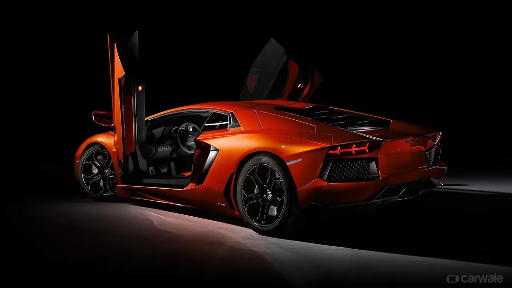Aventador Right Side Image, Aventador Photos in India - CarWale