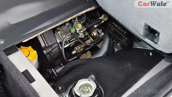 Venture Engine Bay Image, Venture Photos in India - CarWale