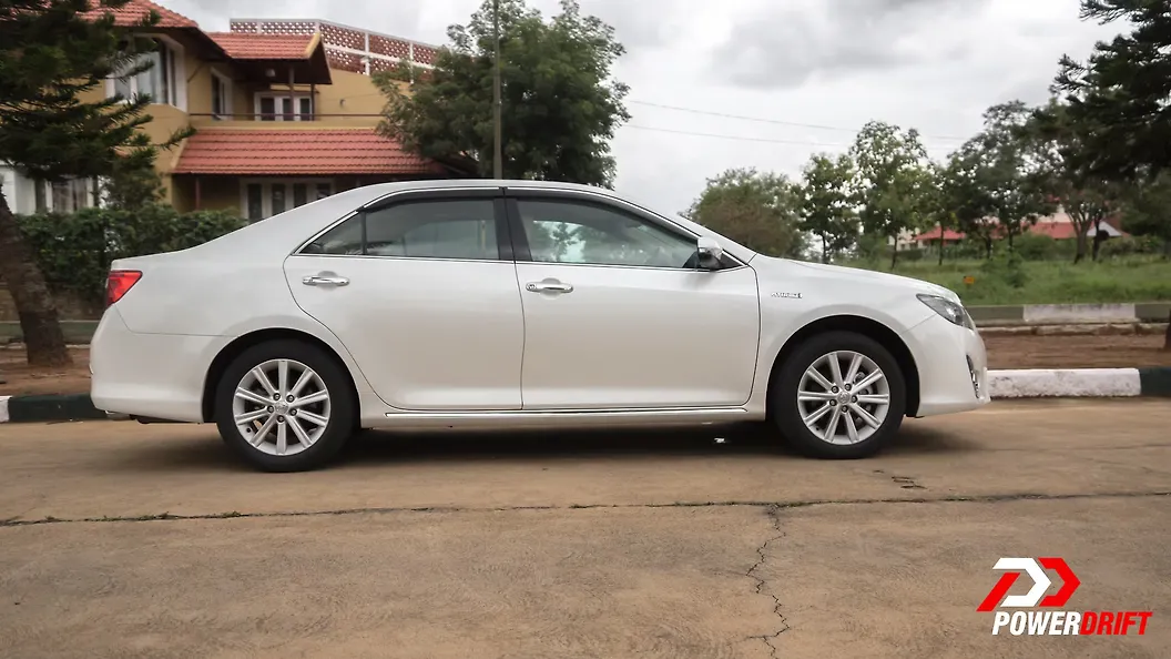 Toyota Camry [2012-2015] Photo, Hybrid Side View Image - CarWale