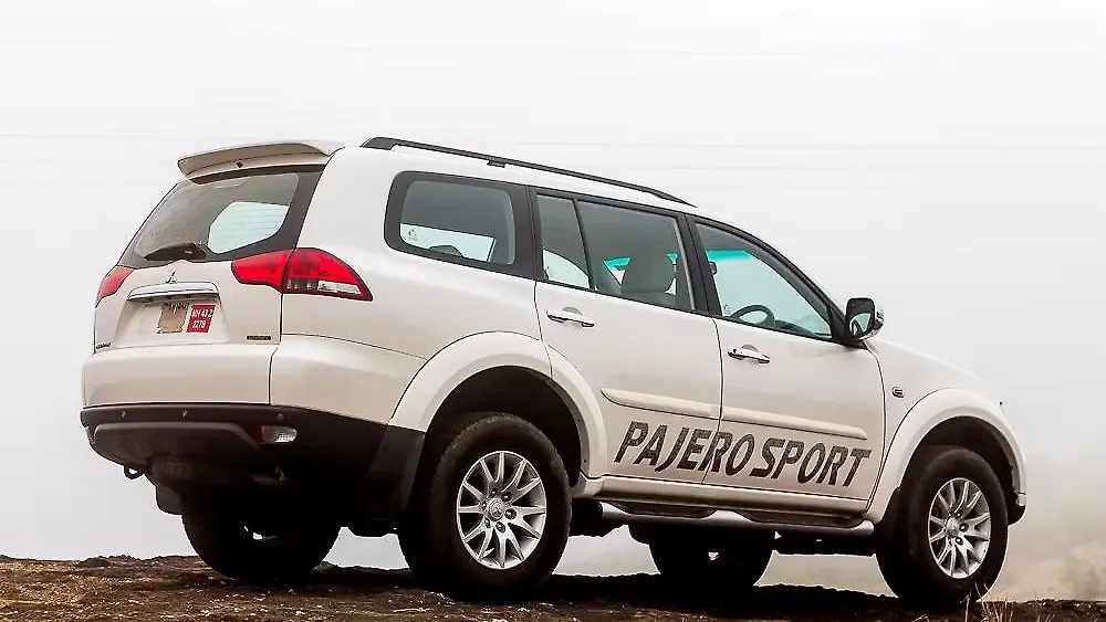 Mitsubishi Pajero Sport Photo, Right Rear Three Quarter Image - CarWale