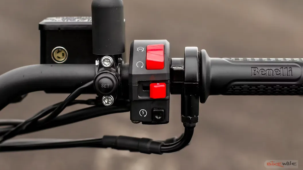 Benelli 502C Handle Bar Image – BikeWale