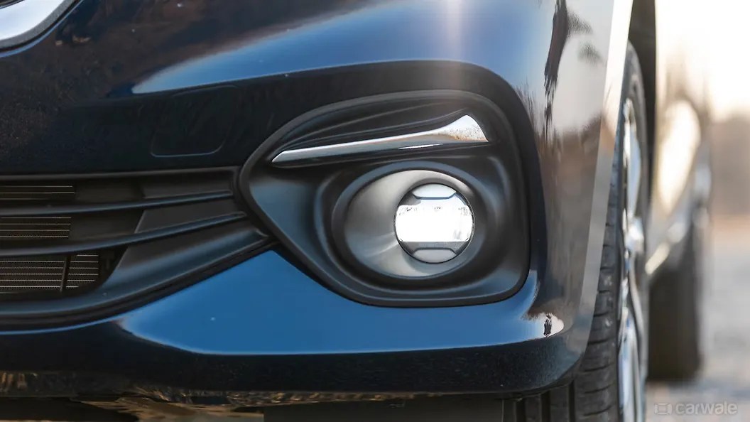 Baleno Front Fog Lamp Image, Baleno Photos in India - CarWale