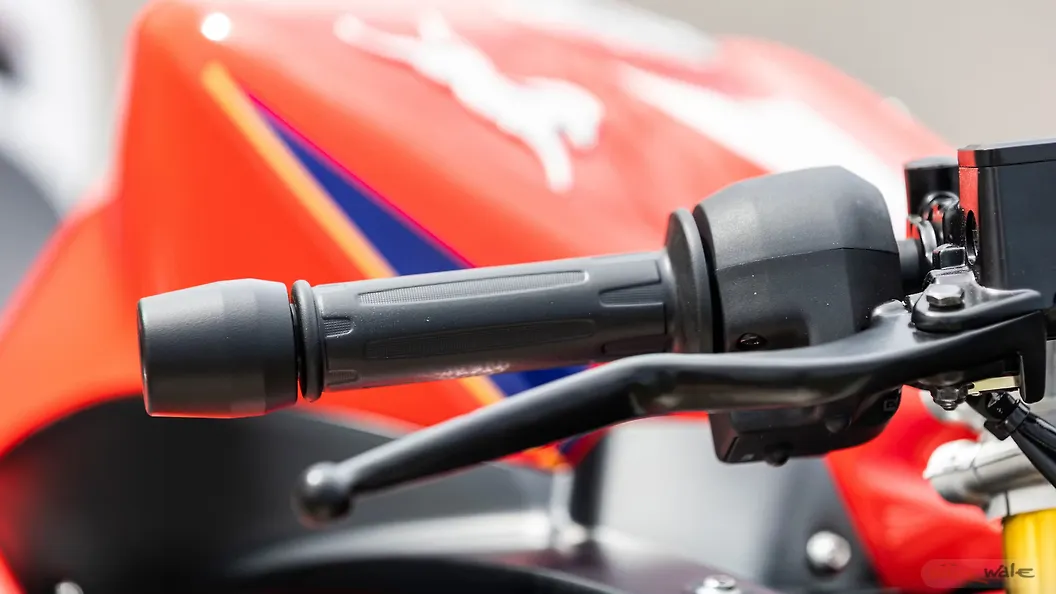 TVS Apache RR310 Turn Indicators Switch Image – BikeWale