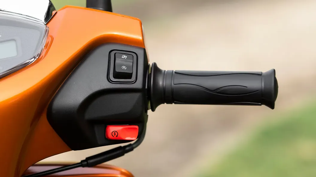 TVS Jupiter 125 Right Side Throttle Grip Image – BikeWale
