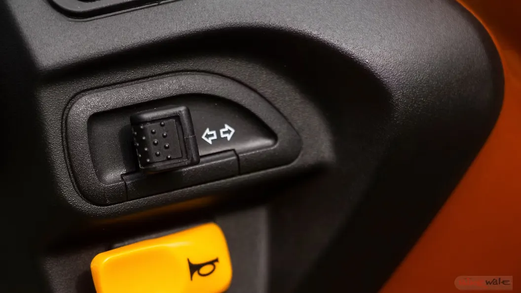 TVS Jupiter 125 Turn Indicators Switch Image – BikeWale