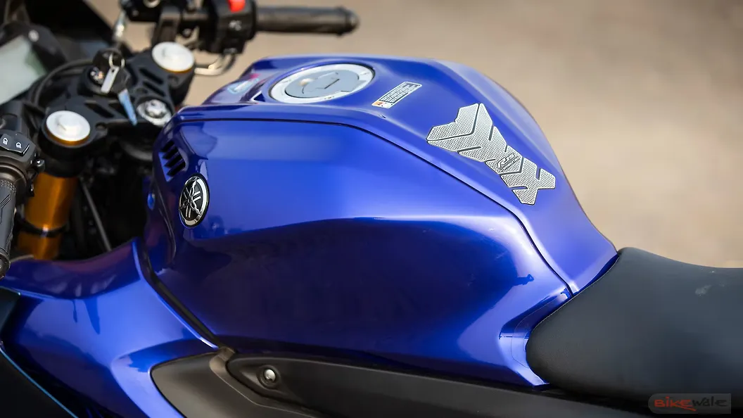 यामाहा r15 v4 Branding/Fuel Tank Decal तस्वीरें - बाइकवाले