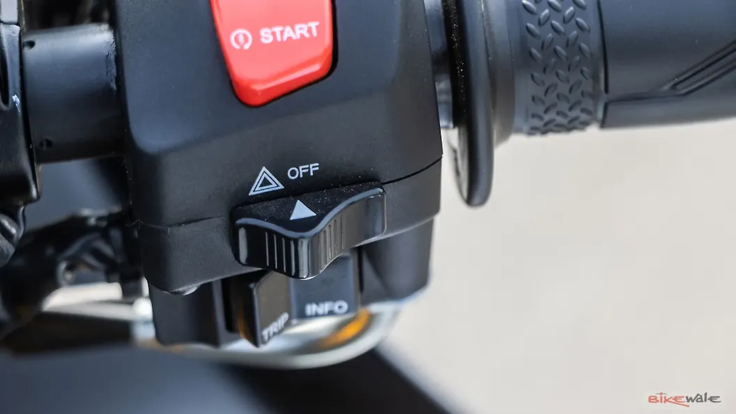 Yamaha R15 V4 Hazard Warning Lights Switch Image – BikeWale