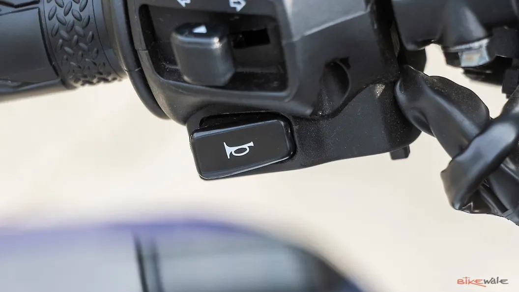 Yamaha R15 V4 Hazard Warning Lights Switch Image – BikeWale