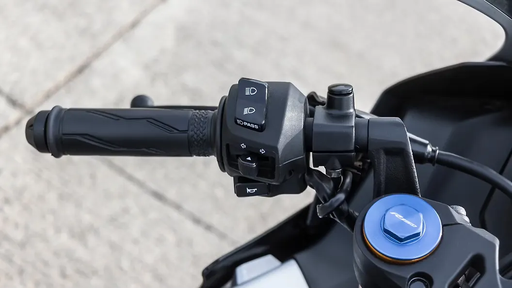 Yamaha YZF R15 V4 Left Side Multifunction Switchgear Image – BikeWale