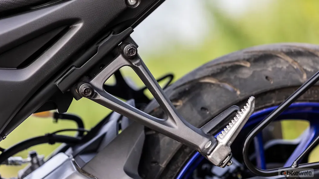 Yamaha R15 V4 Pillion Footrest Image – BikeWale