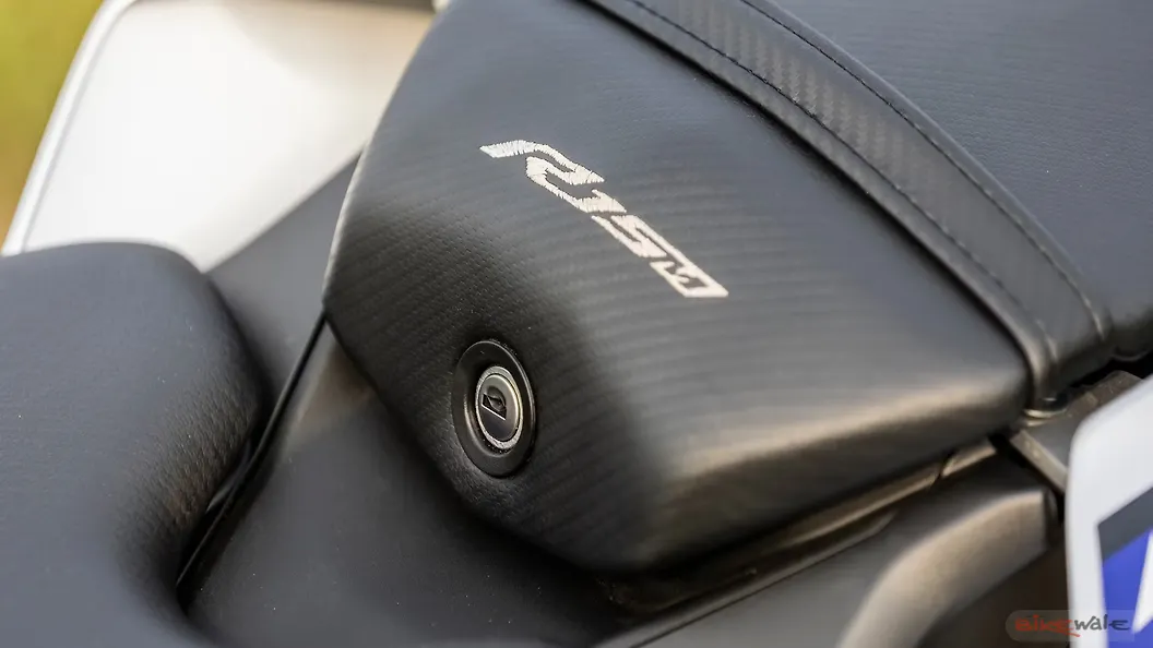 Yamaha R15 V4 Front Turn Indicators Image – BikeWale