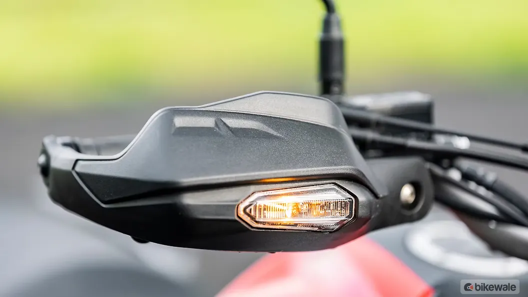 Honda CB200X Front Turn Indicators Image – BikeWale
