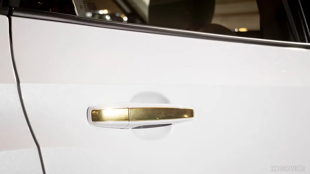 Safari Front Door Handle Image, Safari Photos in India - CarWale
