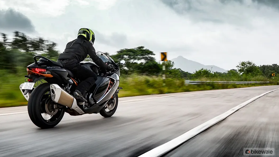 Suzuki Hayabusa [2022] Right Rear Three Quarter Image – BikeWale