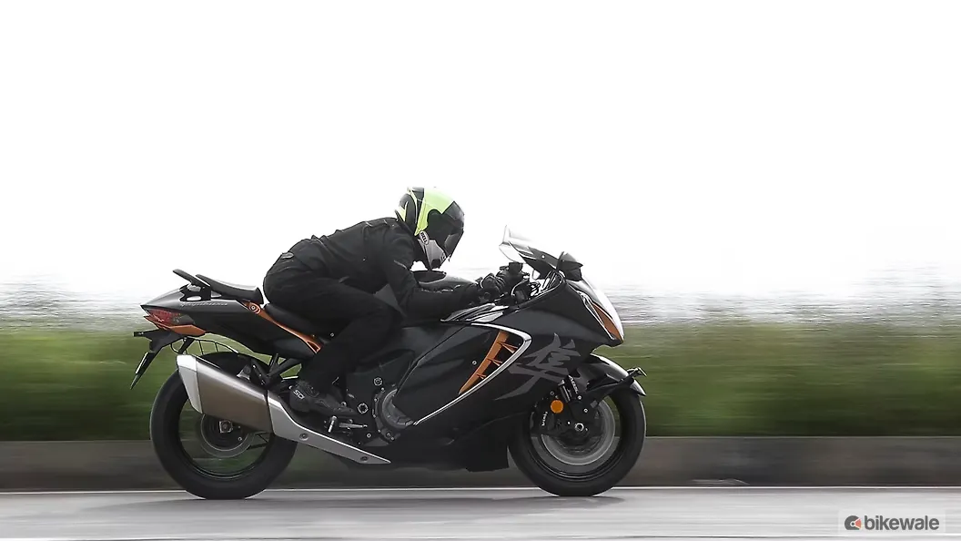 Suzuki Hayabusa [2022] Right Side View Image – BikeWale