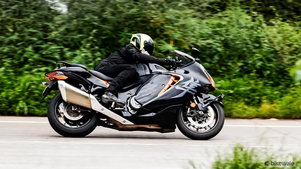 Suzuki Hayabusa [2022] Right Side View Image – BikeWale