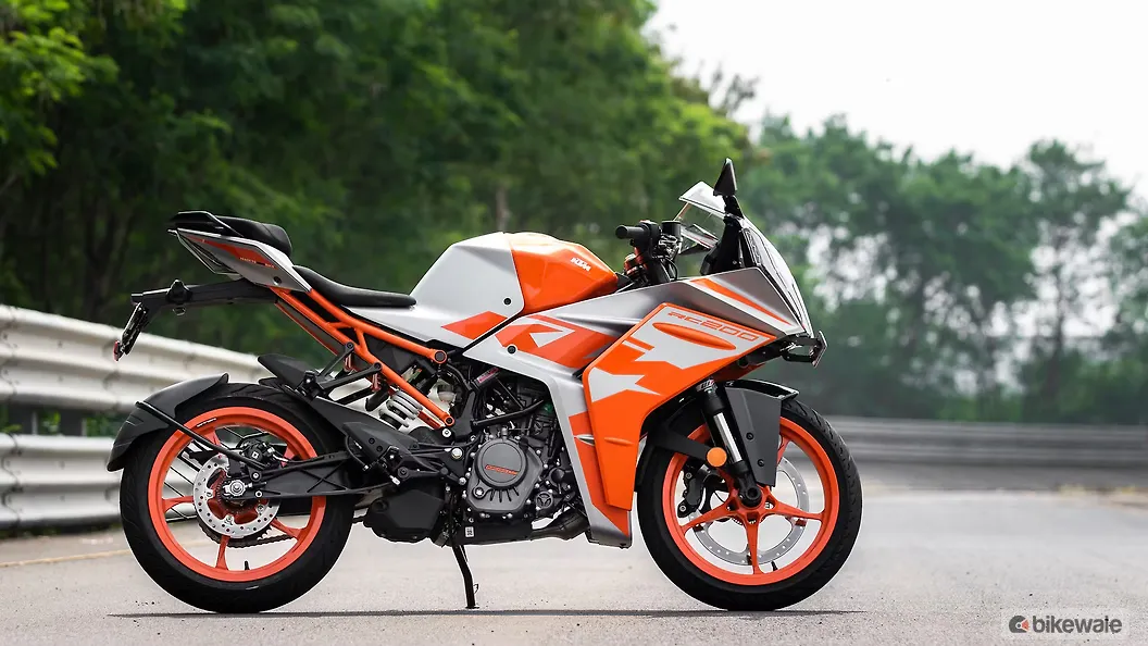 KTM RC 200 Right Side View Image – BikeWale