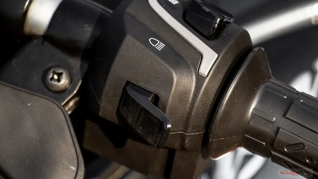 Bajaj Pulsar F250 USB Port Image – BikeWale