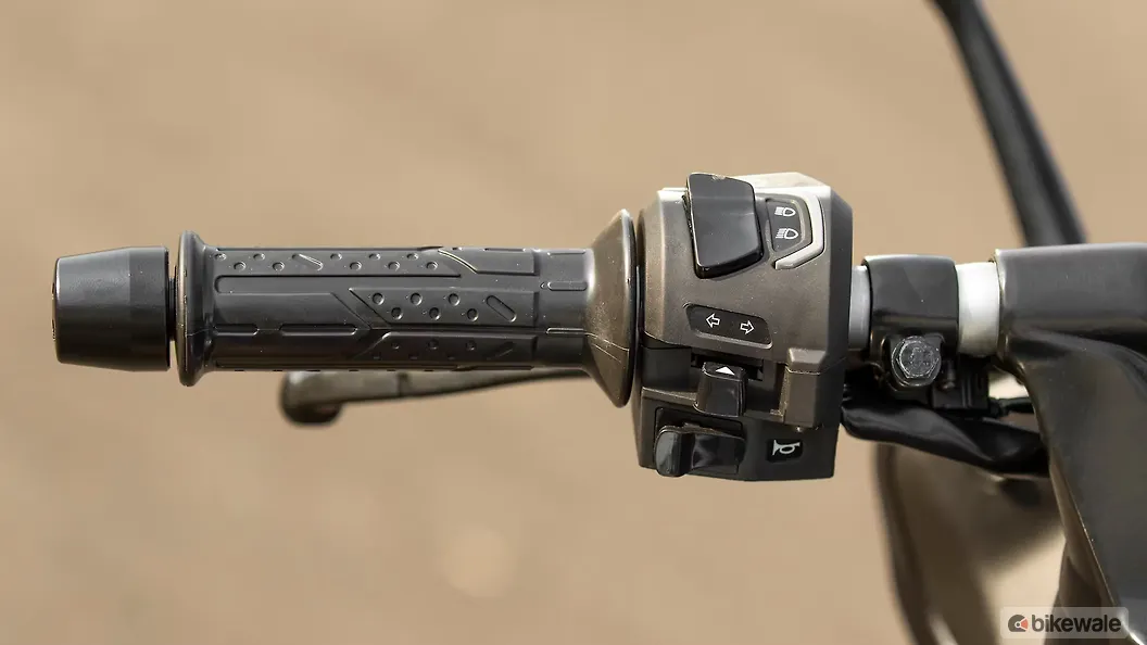 Bajaj Pulsar F250 USB Port Image – BikeWale