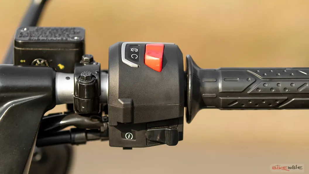 Bajaj Pulsar F250 USB Port Image – BikeWale