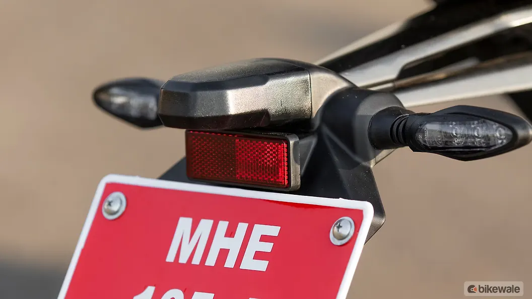 Bajaj Pulsar F250 Rear Reflex Reflector Image – BikeWale