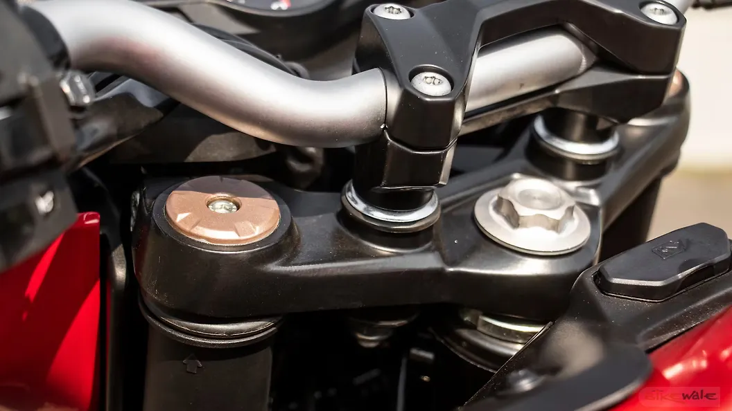 Bajaj Pulsar N250 Handlebar Clamp Image – BikeWale