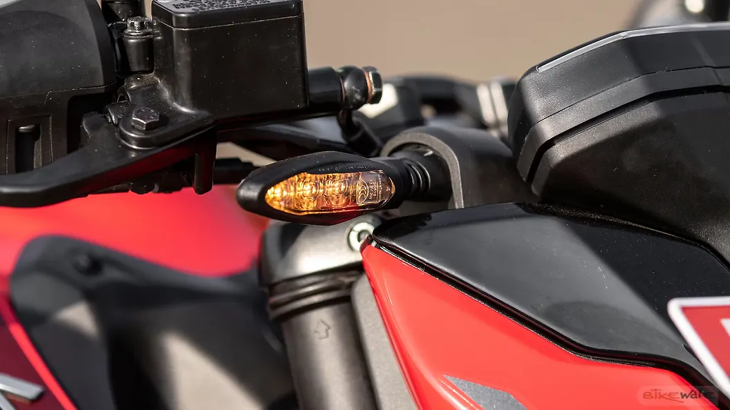 Bajaj Pulsar N250 Front Turn Indicators Image – BikeWale