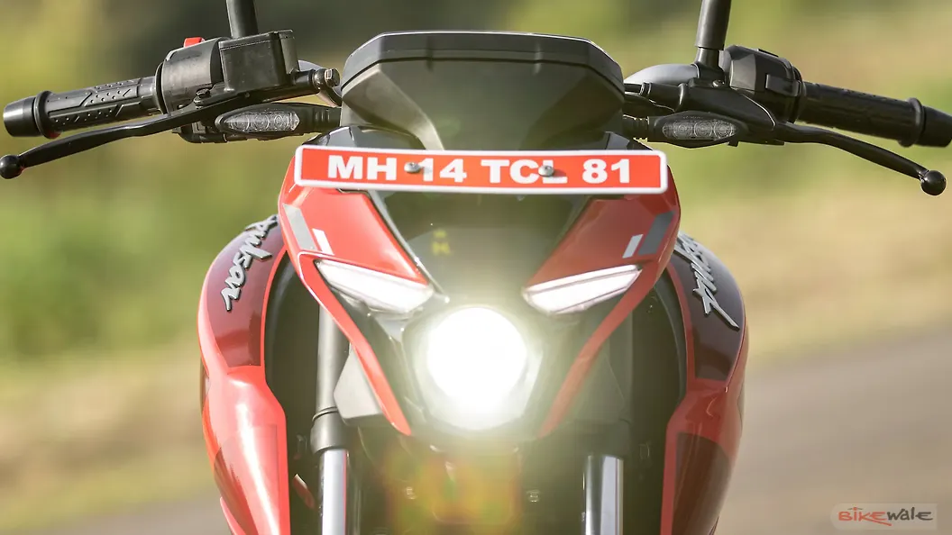 Bajaj Pulsar N250 Front Turn Indicators Image – BikeWale