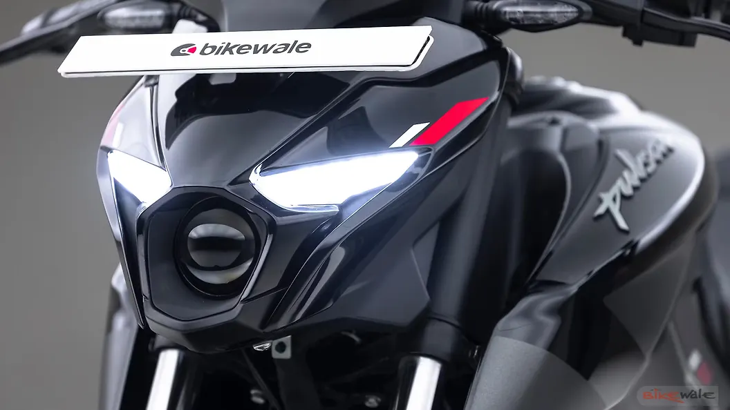 Bajaj Pulsar N250 Front Turn Indicators Image – BikeWale