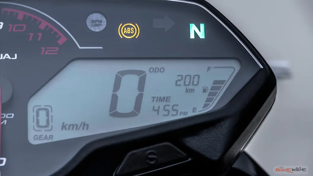 Bajaj Pulsar N250 Gear Shift Indicator Image – BikeWale