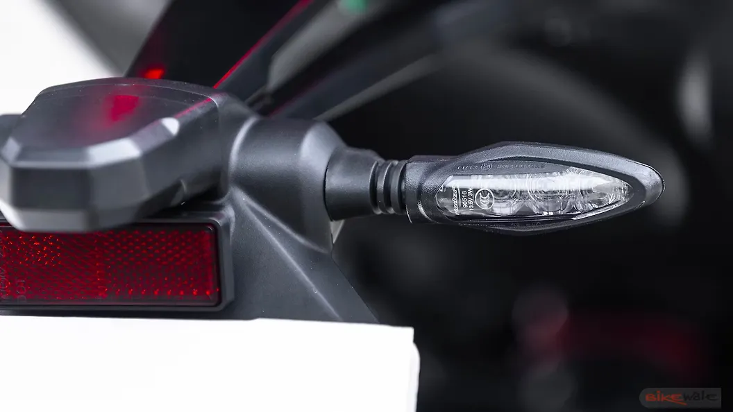 Bajaj Pulsar N250 Rear Reflex Reflector Image – BikeWale